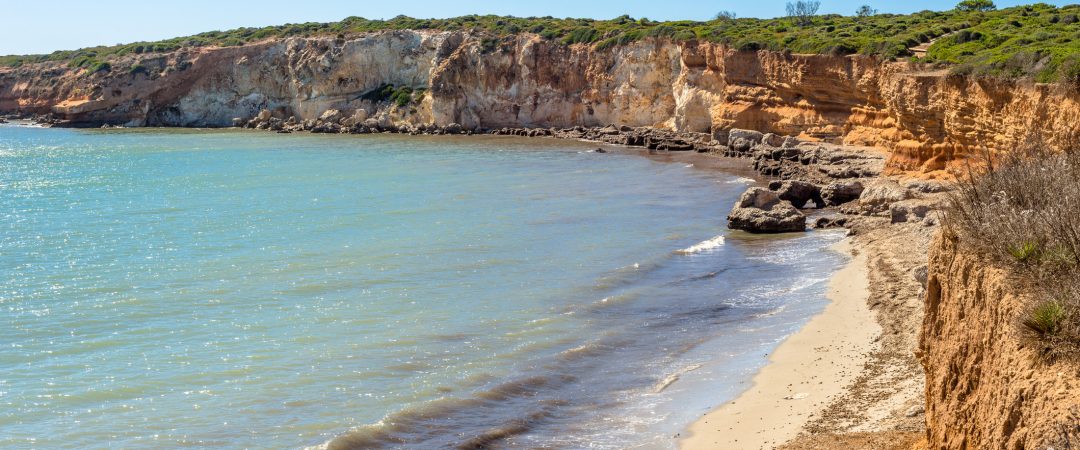 Sardegna, trekking d'autunno vista mare sulle falesie del Sinis