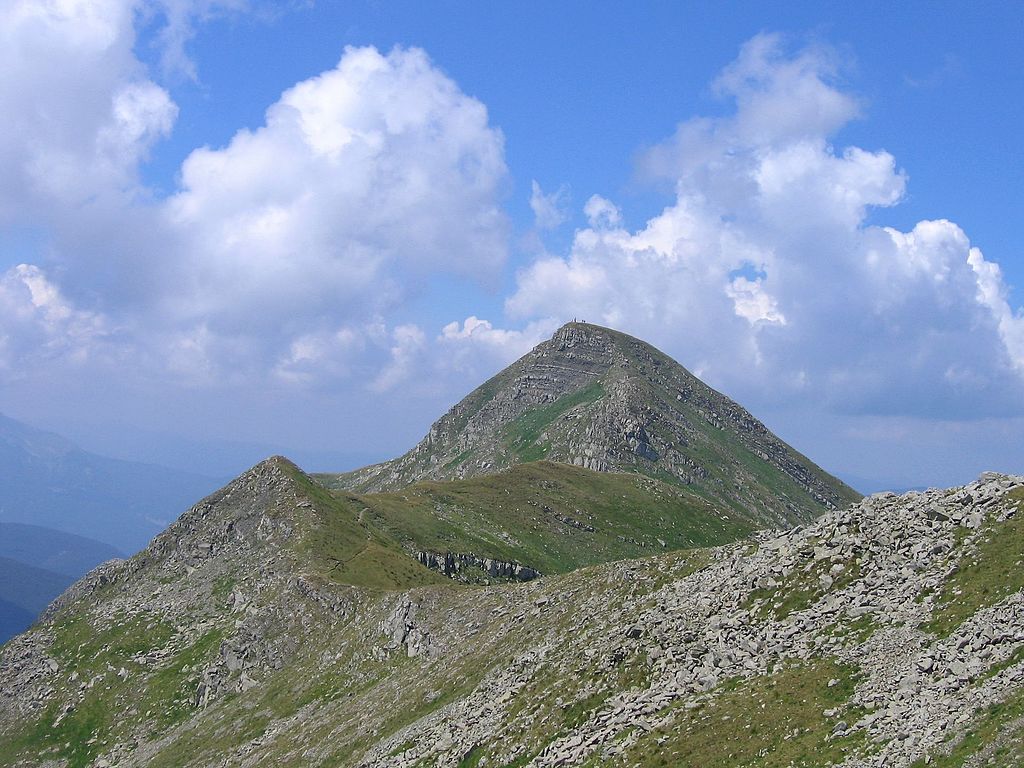 Sulla vetta del Monte Cusna, il più alto del Parco dell'Appennino Tosco ...