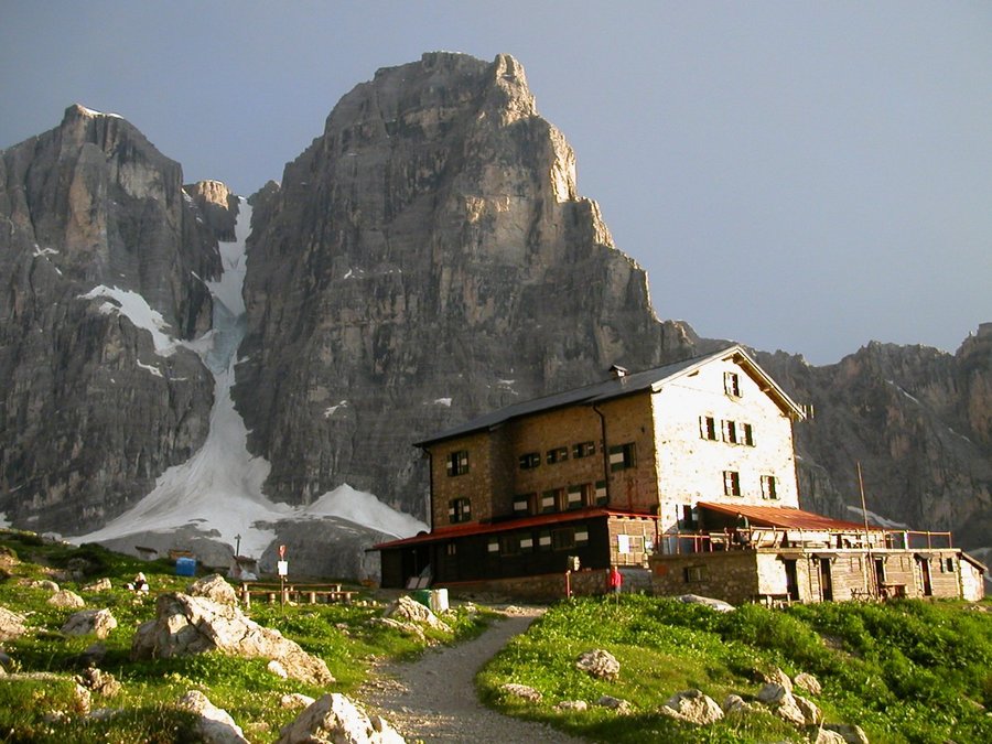 Dolomiti del Brenta: riapre il Rifugio Maria e Alberto ai Brentei
